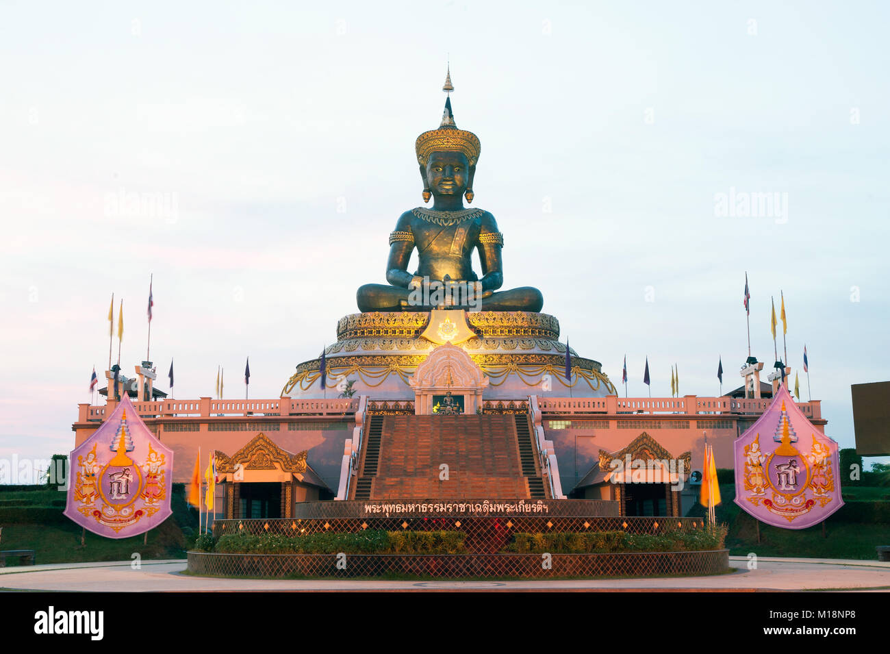 Phra Phuttha Maha Thammaracha Chaleum Phrakiat is a large ,Impressive ...