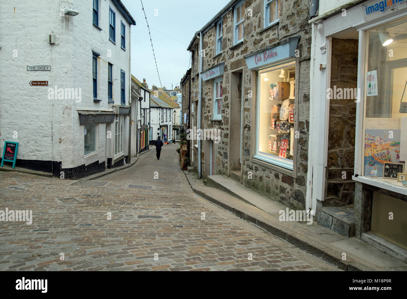 Shops retail town cornwall hi-res stock photography and images - Alamy