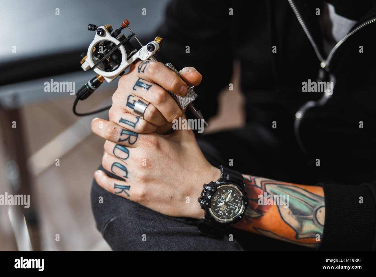 Man tattoo artist Stock Photo - Alamy