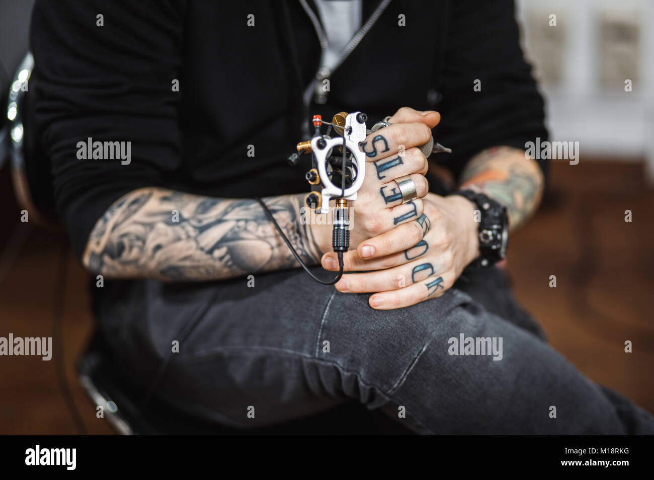 Man tattoo artist Stock Photo - Alamy