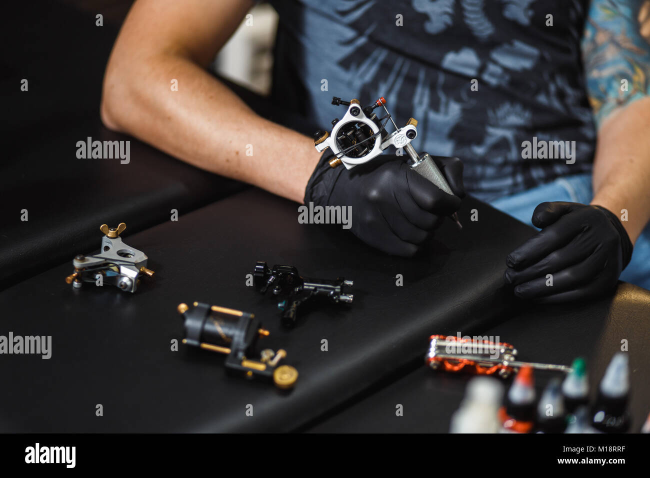 Man tattoo artist Stock Photo - Alamy