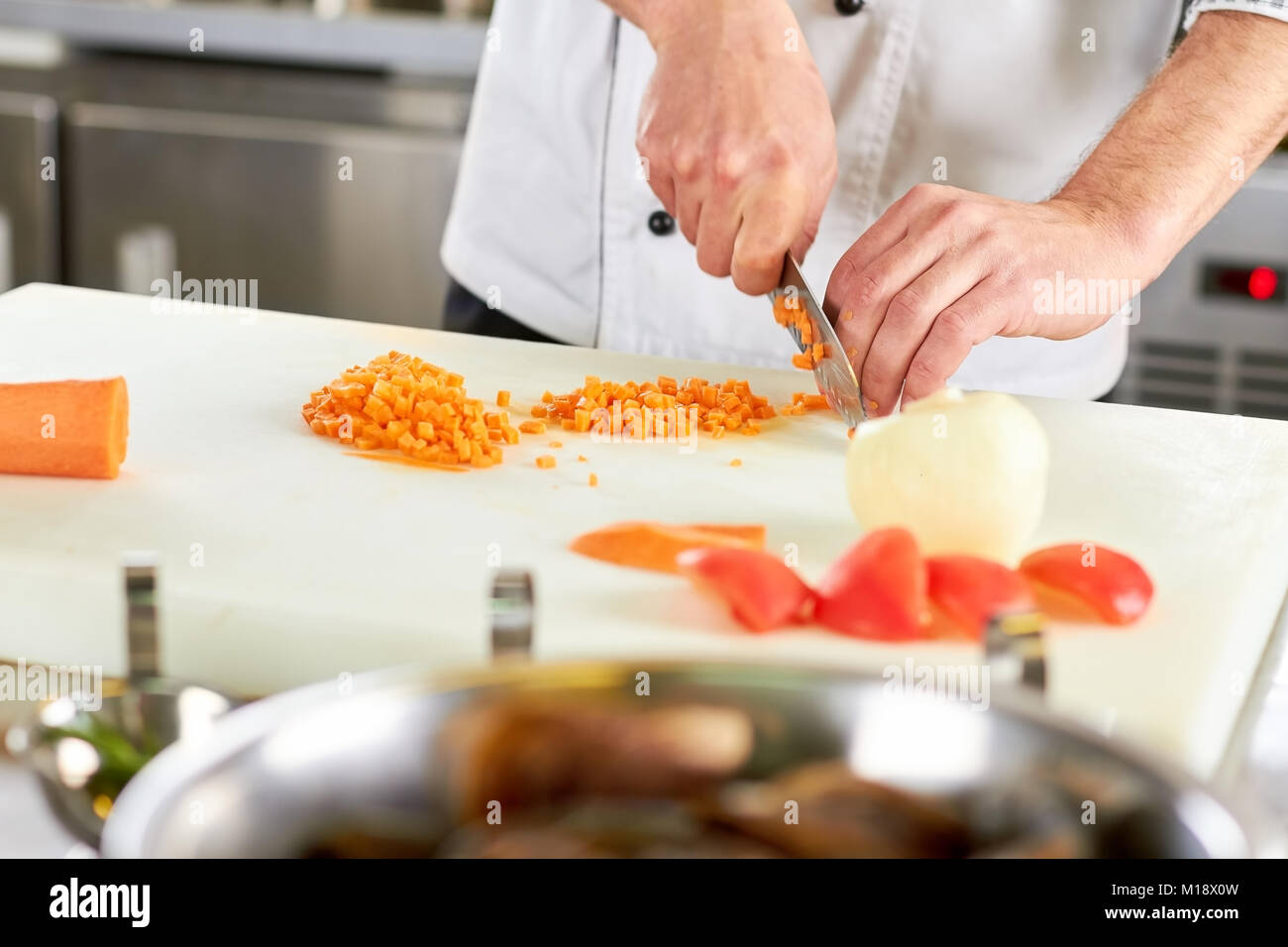 Dicing board hi-res stock photography and images - Alamy