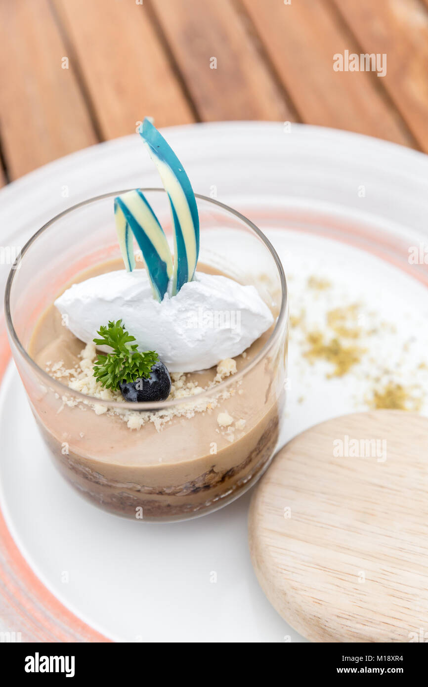 Dessert caramel Crumble custard sweet Stock Photo - Alamy