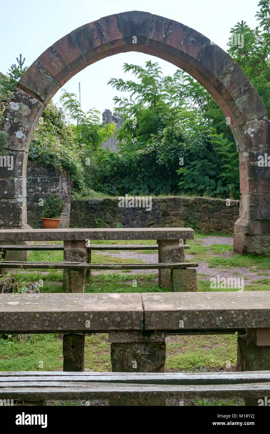 Ruined castles stone arch hi-res stock photography and images - Alamy