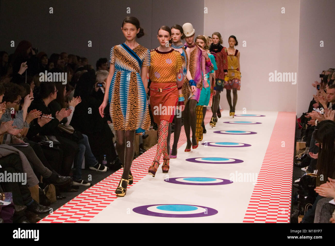 Catwalk models hi-res stock photography and images - Alamy