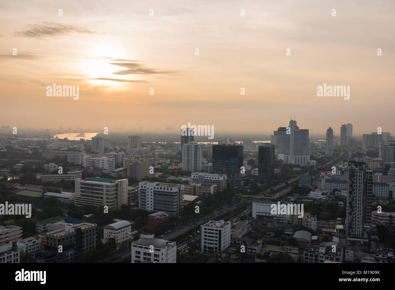 Bangkok street scenery hi-res stock photography and images - Alamy