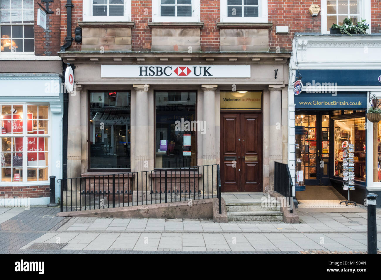 Hsbc bank front hi-res stock photography and images - Alamy
