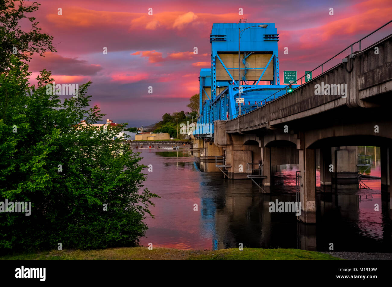 Lewiston - Clarkston blue bridge against vibrant twilight sky Stock ...