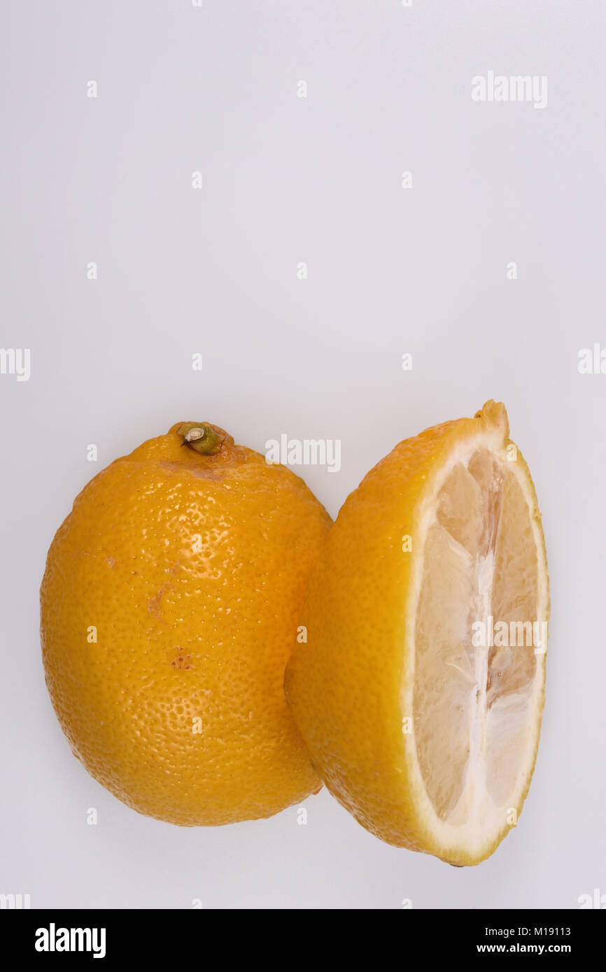 Lemon, cut into halves: half of the fruit stand side by side, skinned ...