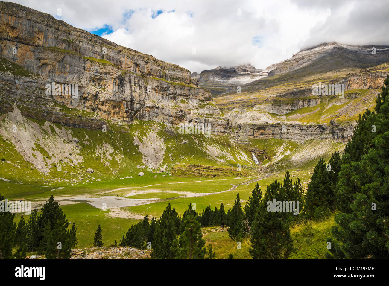 Cola de Caballo waterfall & Monte Perdido beyond, on the Faja de Pelay ...