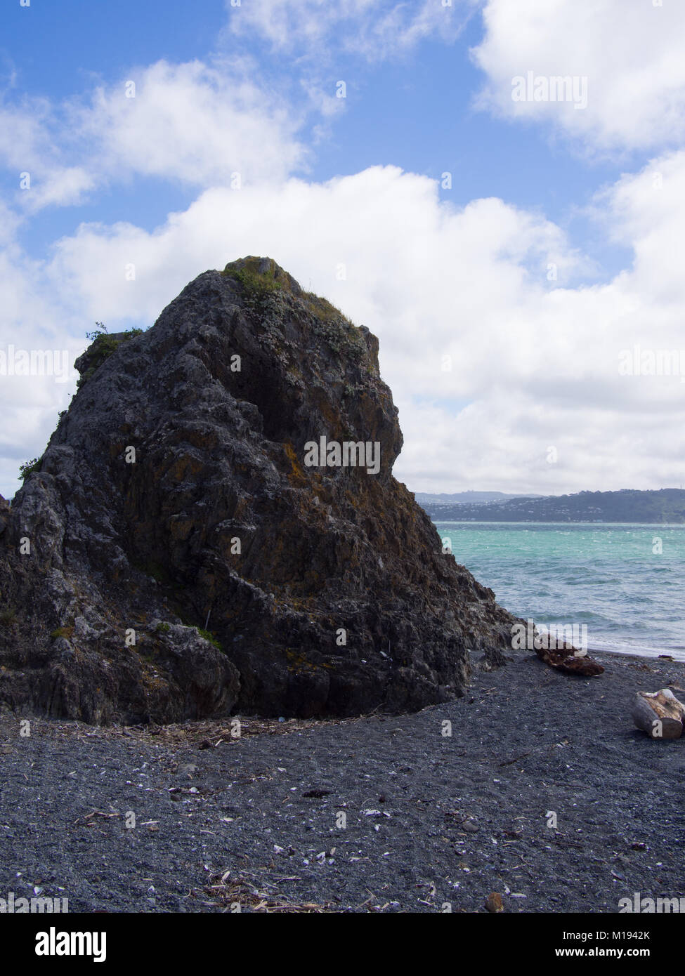 Large ocean rock hi-res stock photography and images - Alamy