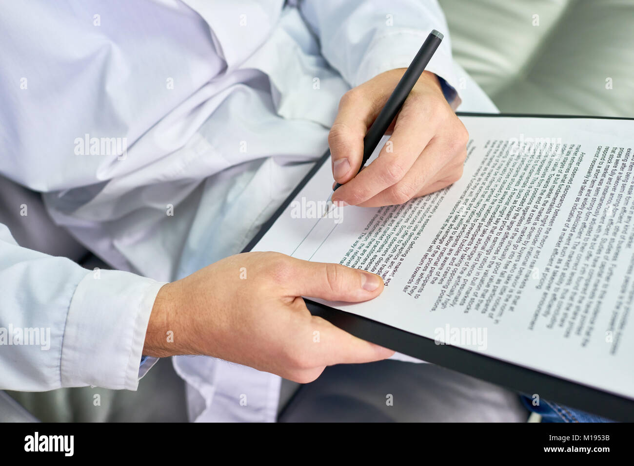 Man sign contract clipboard hi-res stock photography and images - Alamy