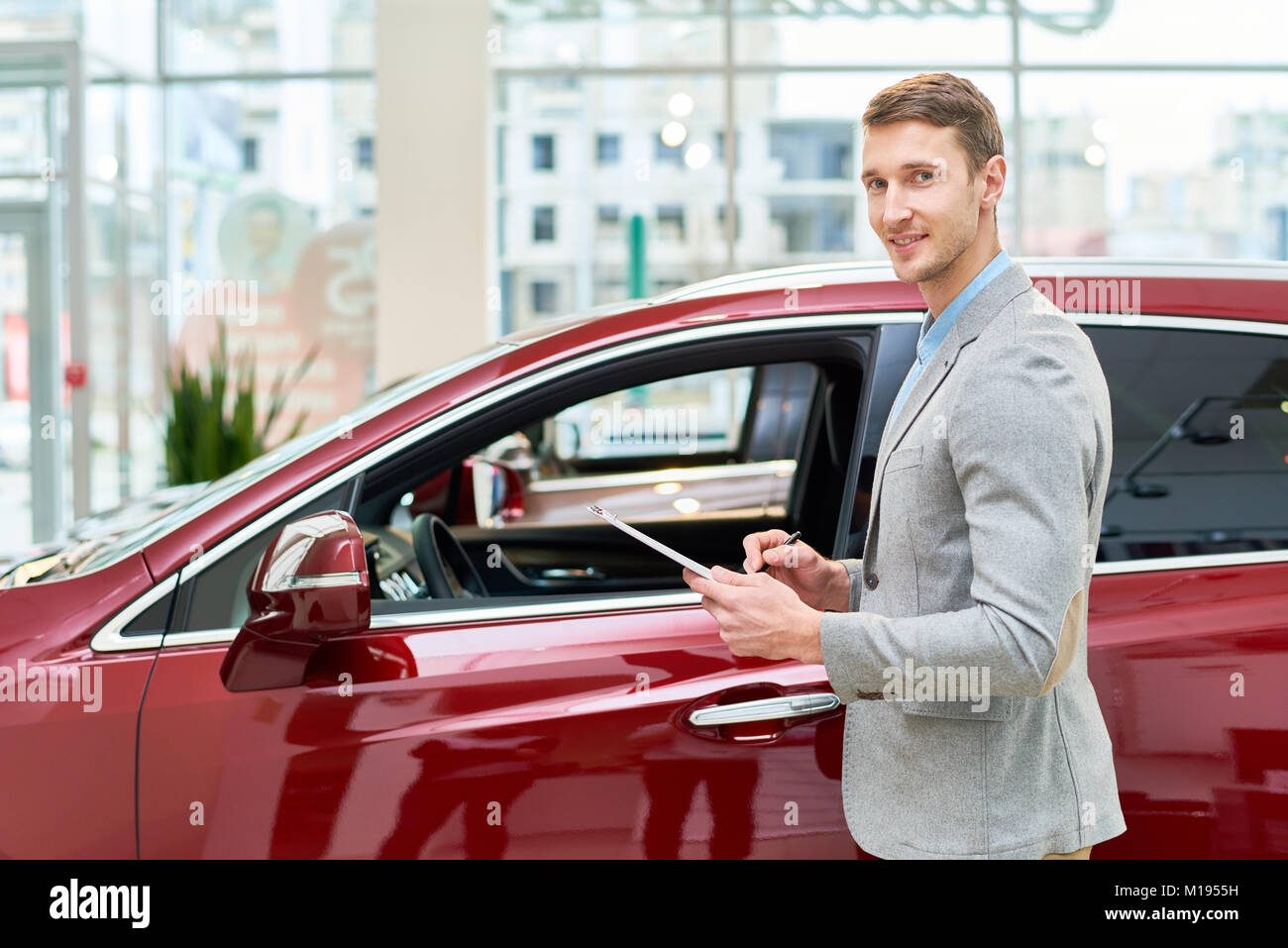 Salesperson presenting hi-res stock photography and images - Alamy