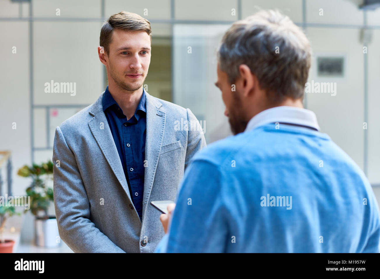Two people chatting hi-res stock photography and images - Alamy