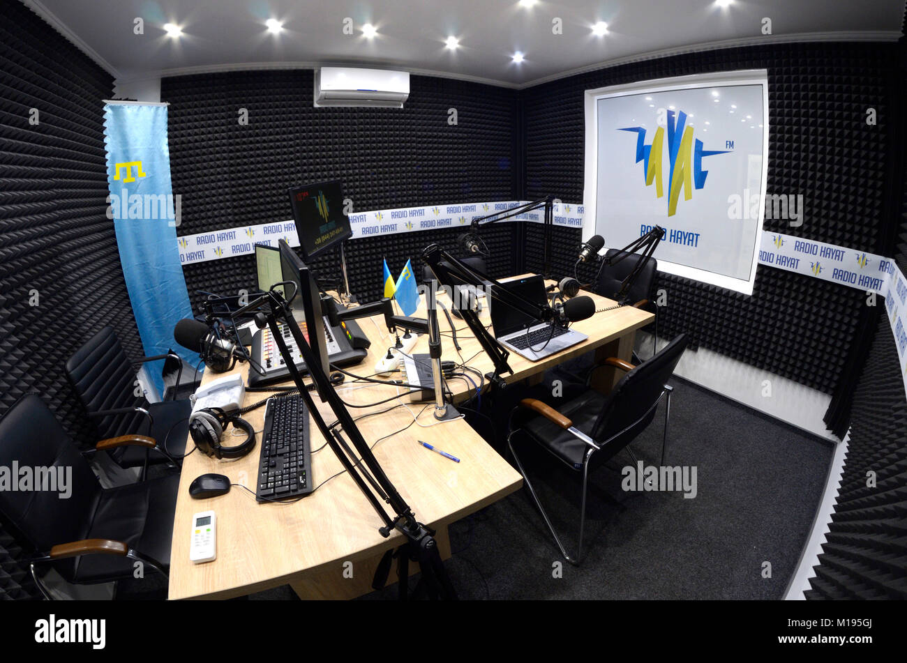 Radio studio hi-res stock photography and images - Alamy