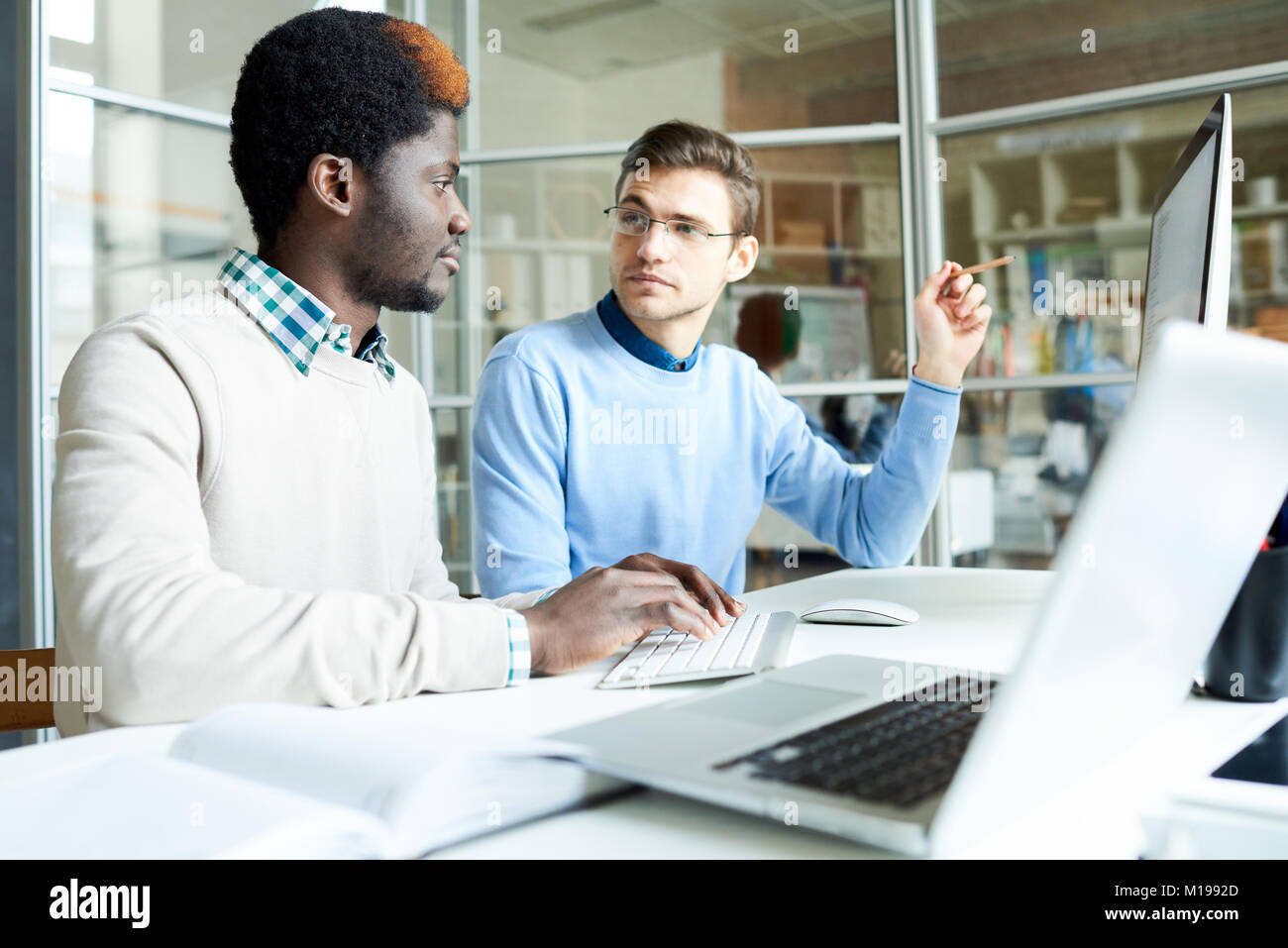 Computer programmers two hi-res stock photography and images - Alamy