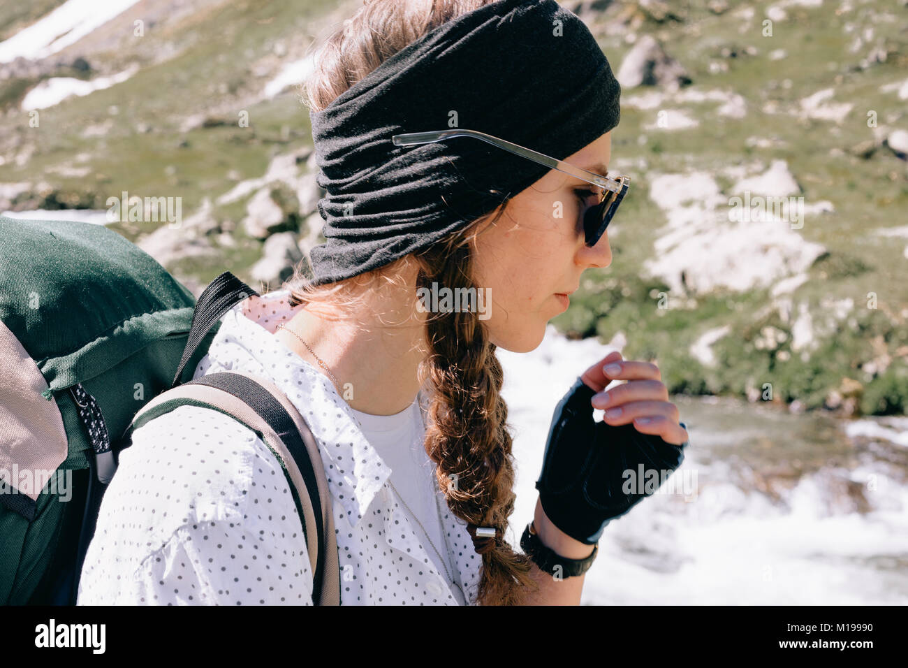 Portrait of a girl with a backpack in the mountains. Travel Lifestyle ...