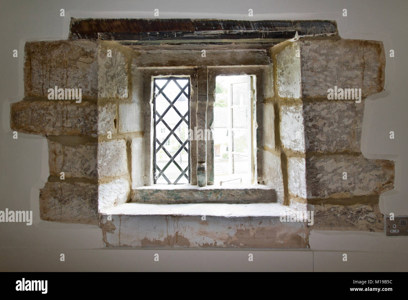 Old british house window hi-res stock photography and images - Alamy
