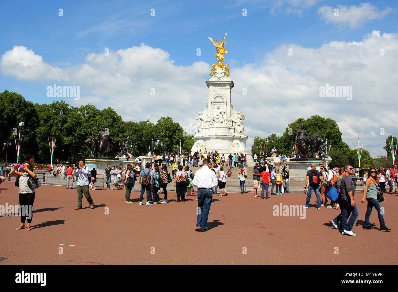 Golden angel statue wings hi-res stock photography and images - Alamy