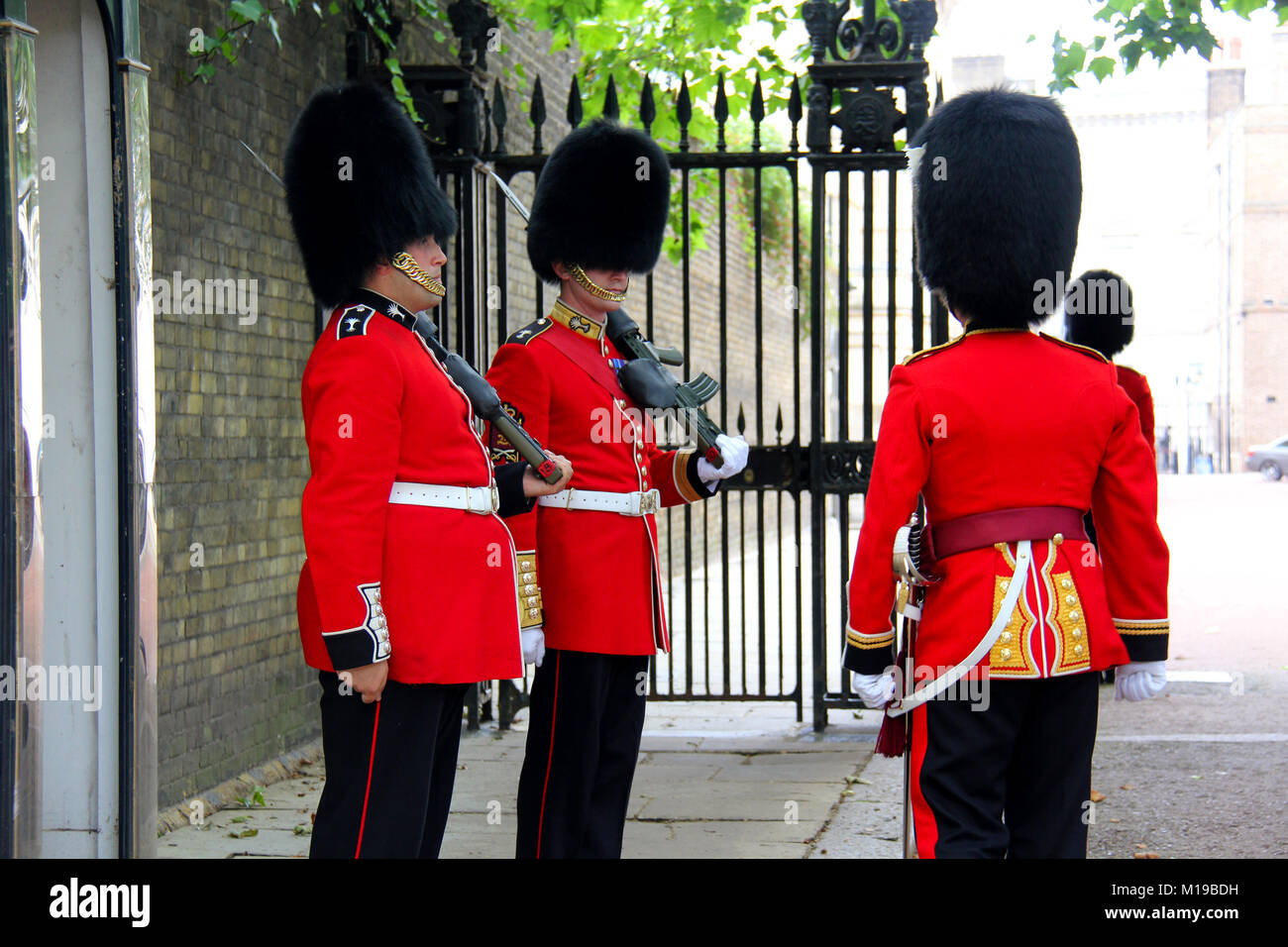 Royal guard beefeater buckingham palace hi-res stock photography and ...