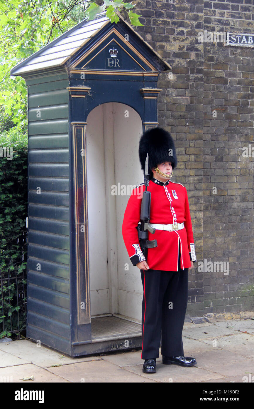 Royal guard beefeater buckingham palace hi-res stock photography and ...