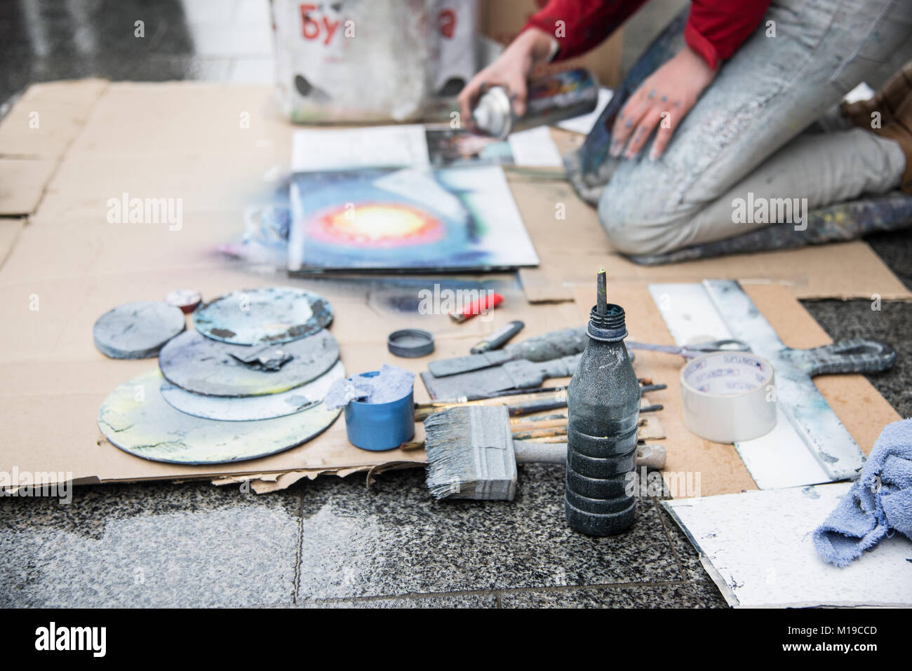 Spray paint show for audience in the middle of the street, working ...