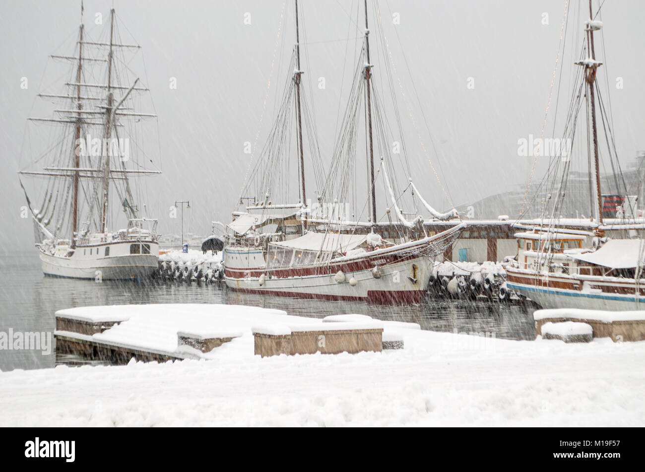 Storm sailing hi-res stock photography and images - Alamy