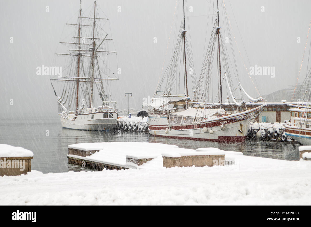 Sailing ships snow hi-res stock photography and images - Alamy