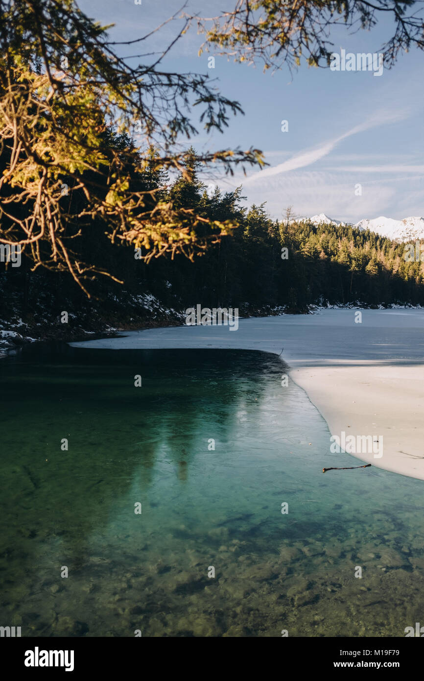 Turquoise water at Bavarian landmark, lake Eibsee, Zugspitze mountain ...