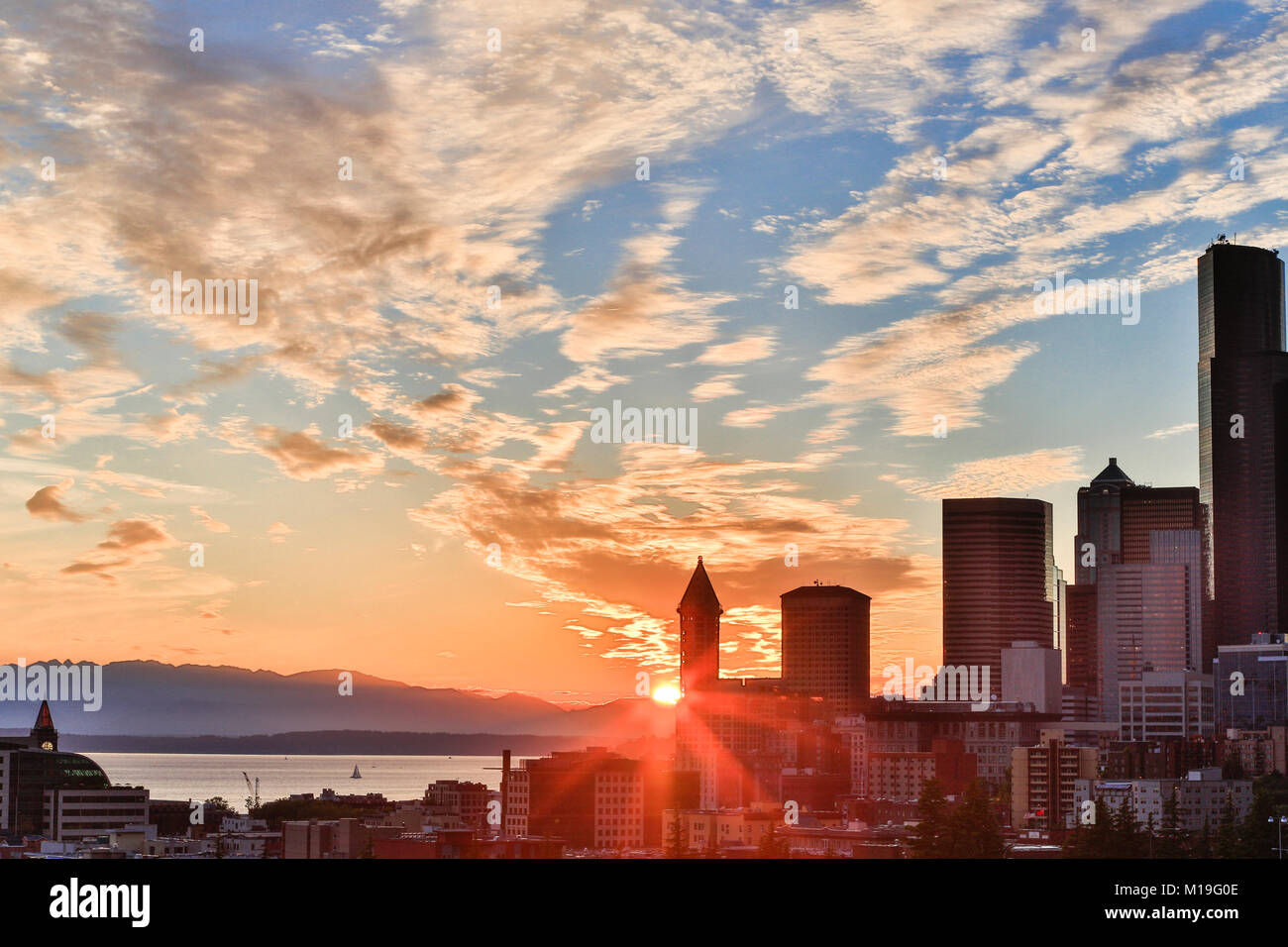 Seattle skyline mountains hi-res stock photography and images - Alamy