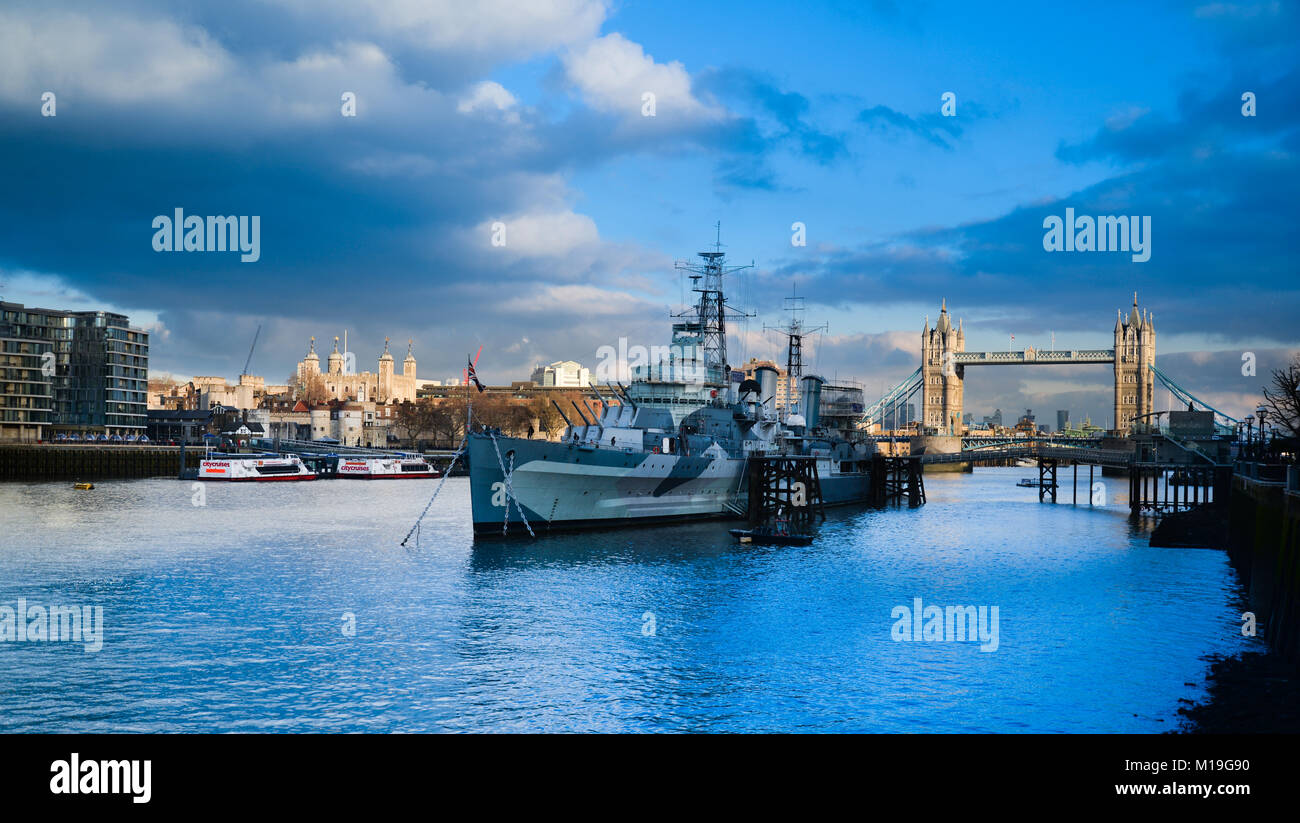 Pool of london hi-res stock photography and images - Alamy