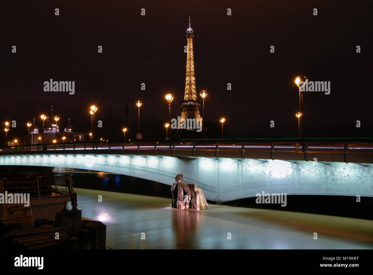 Paris. 28th Jan, 2018. A statue of Alma Bridge over the Seine River is ...