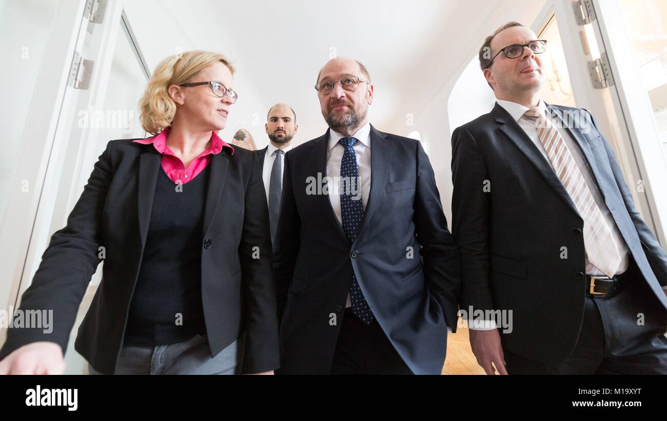 The SPD chairman Martin Schulz (M) with the Bavarian SPD leader ...