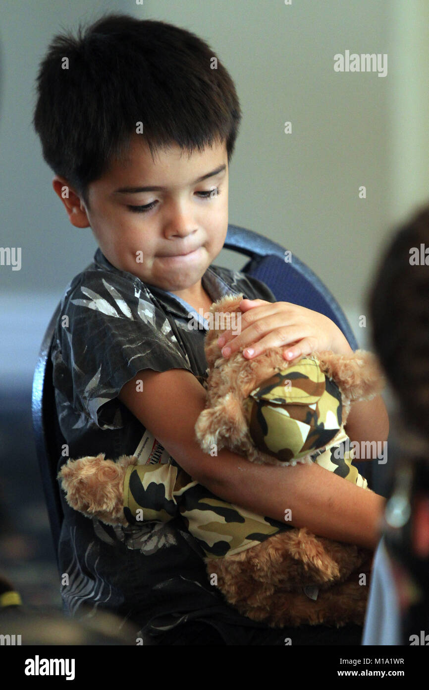 Hugs soldier afghanistan hi-res stock photography and images - Alamy