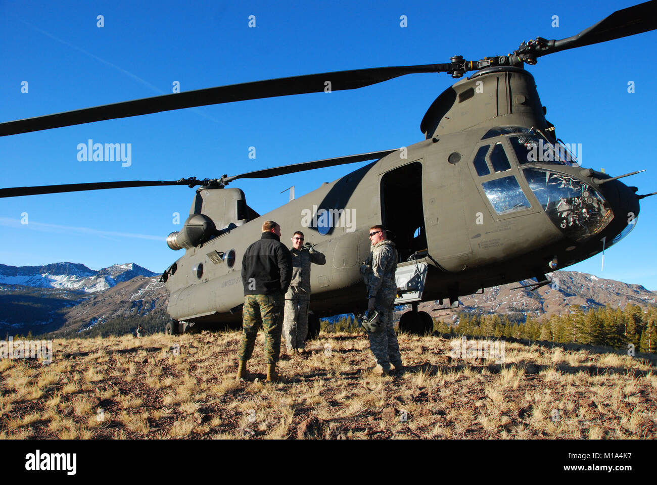 A CH-47 Chinook crew from Bravo Company, 1-126th General Support ...