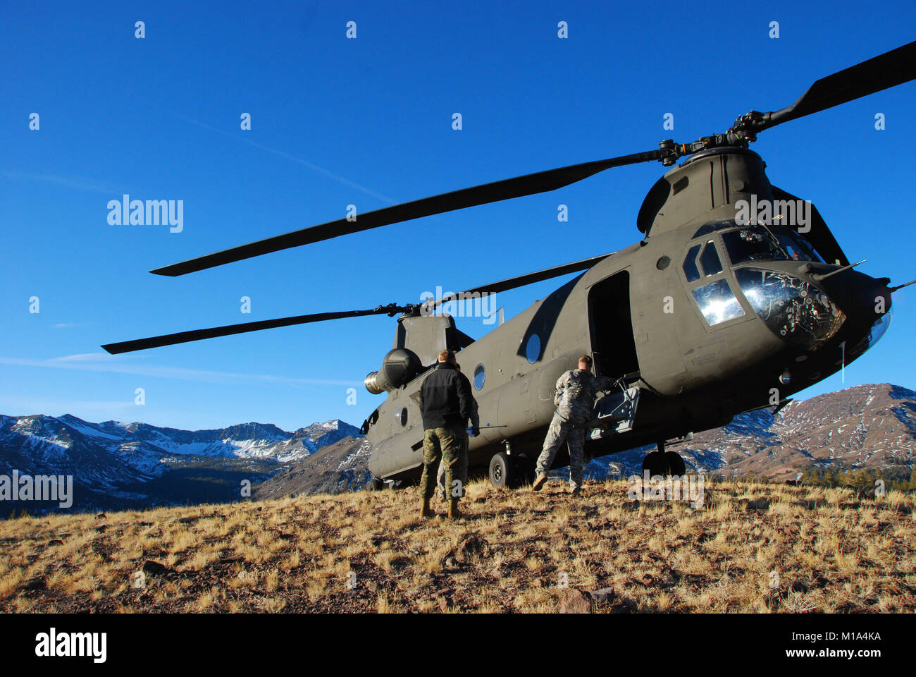A CH-47 Chinook crew from Bravo Company, 1-126th General Support ...