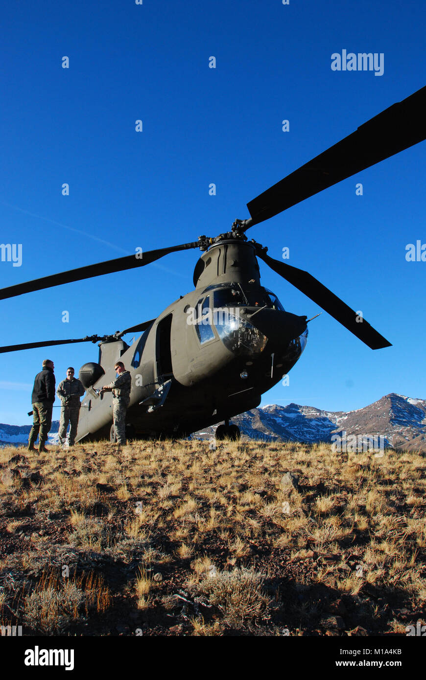 A CH-47 Chinook crew from Bravo Company, 1-126th General Support ...