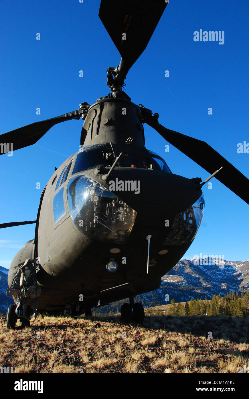 A CH-47 Chinook crew from Bravo Company, 1-126th General Support ...