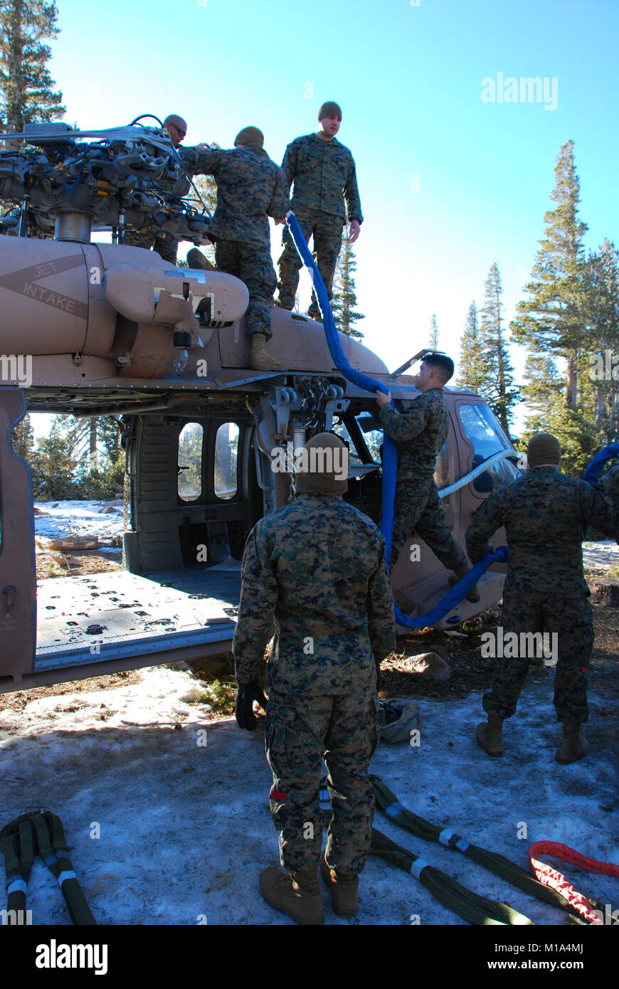 A CH-47 Chinook crew from Bravo Company, 1-126th General Support ...