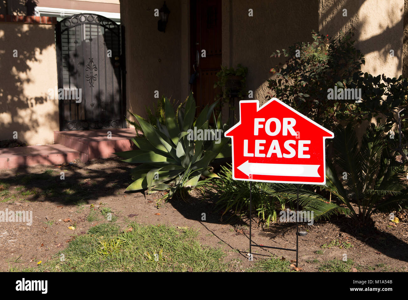 House lease sign hi-res stock photography and images - Alamy