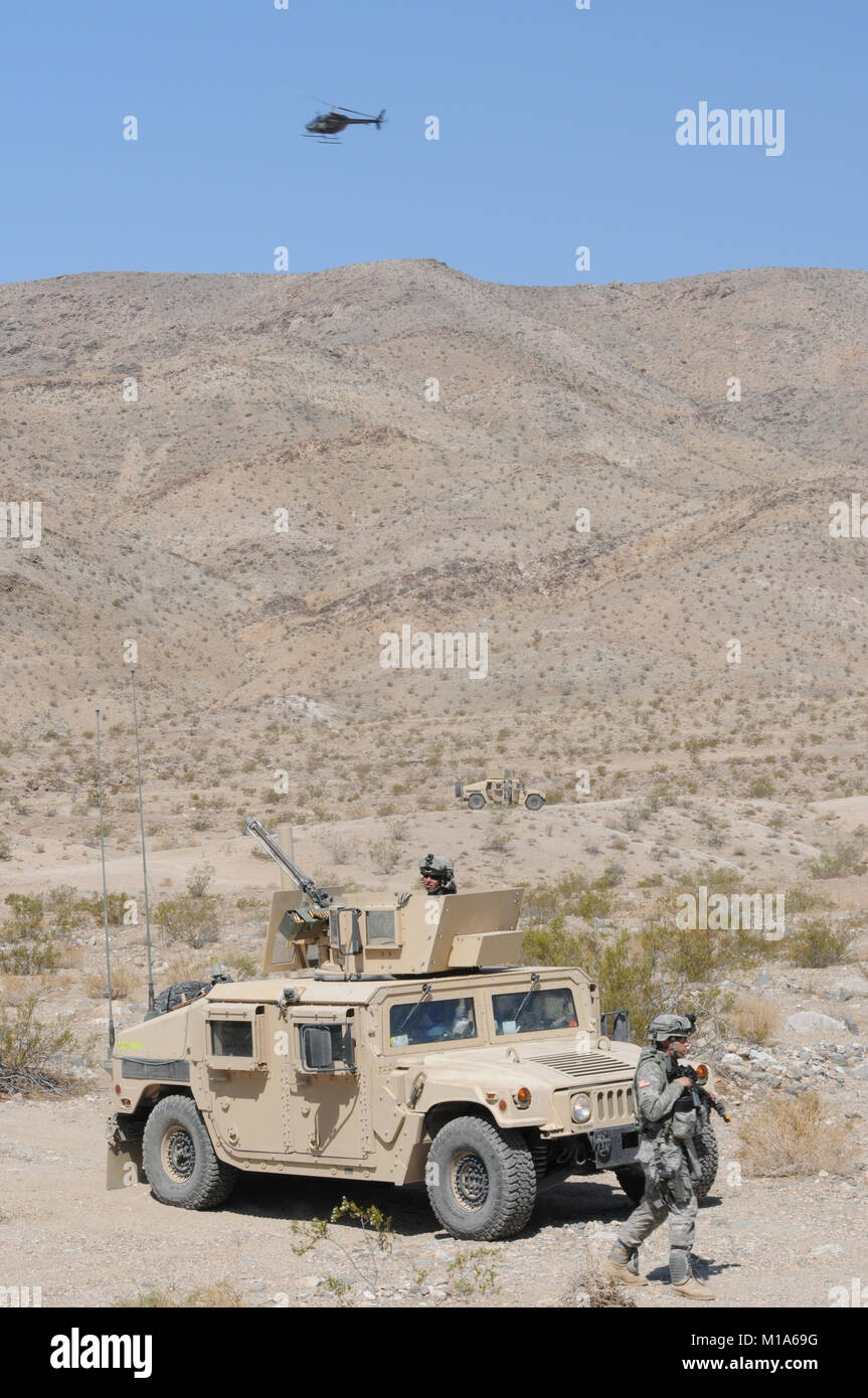 Desert army humvee hi-res stock photography and images - Alamy