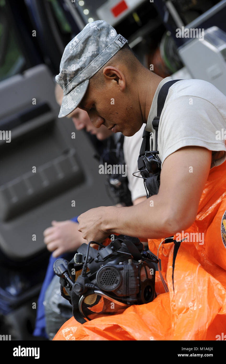 Soldiers from the California National Guard 95th Civil Support Team and ...