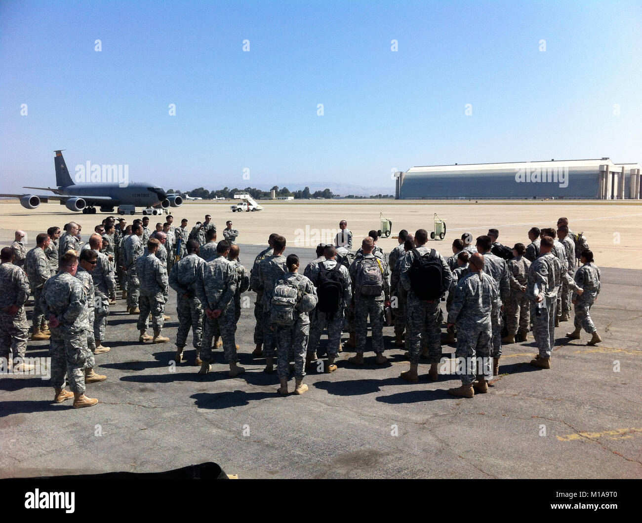 223rd Military Intelligence battalion soldiers receive a pre-flight ...
