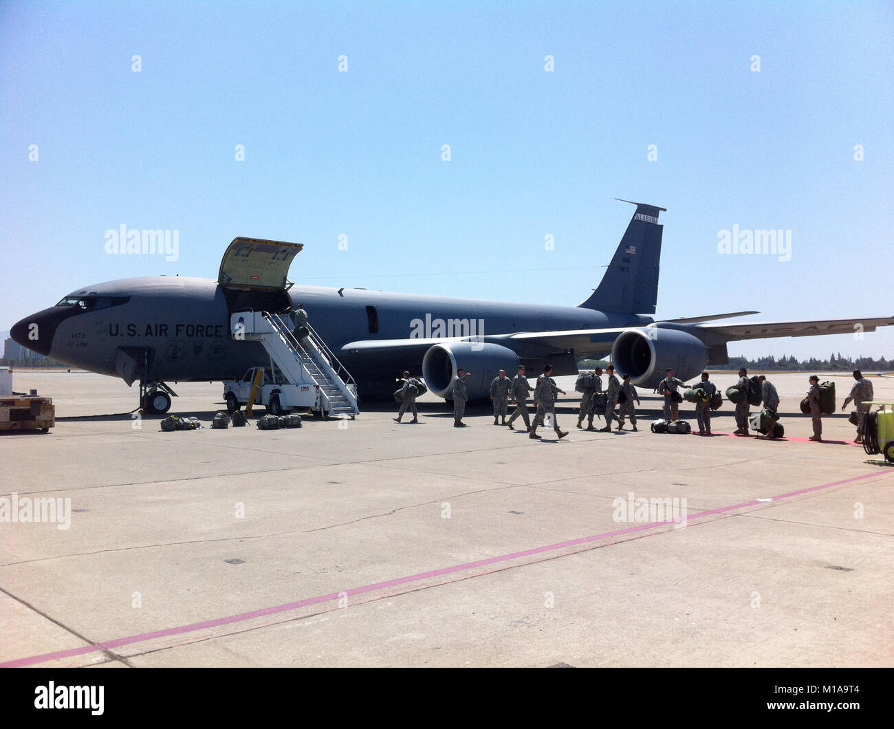 223rd Military Intelligence battalion soldiers file onboard a KC-135 ...