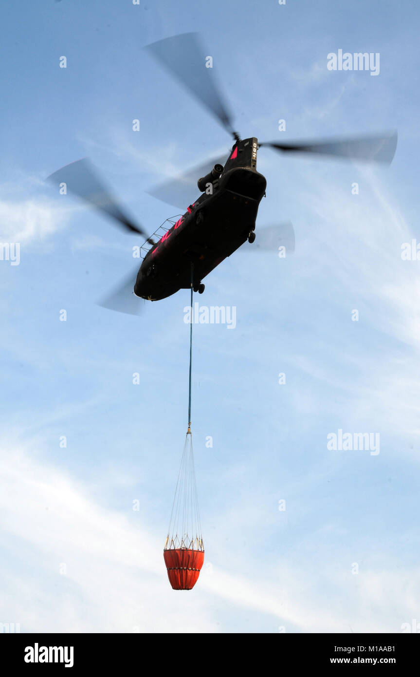A California Army National Guard CH-47 Chinook helicopter from B Co 1 ...