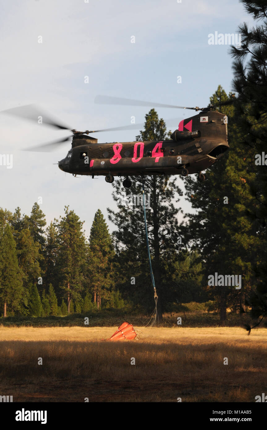 A California Army National Guard CH-47 Chinook helicopter from B Co 1 ...