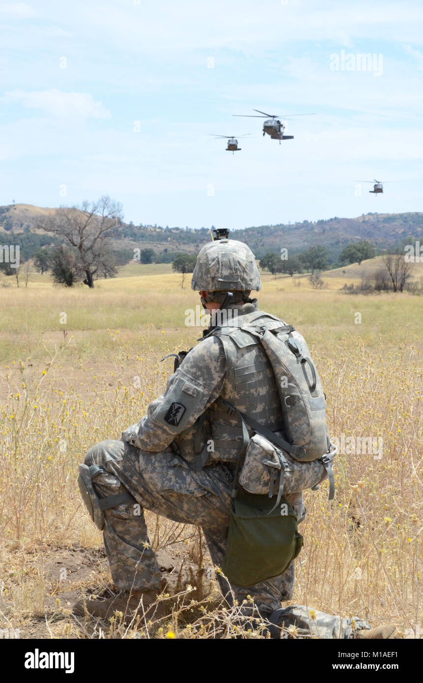 California Army National Guard Soldiers from the 1st Battalion, 184th ...