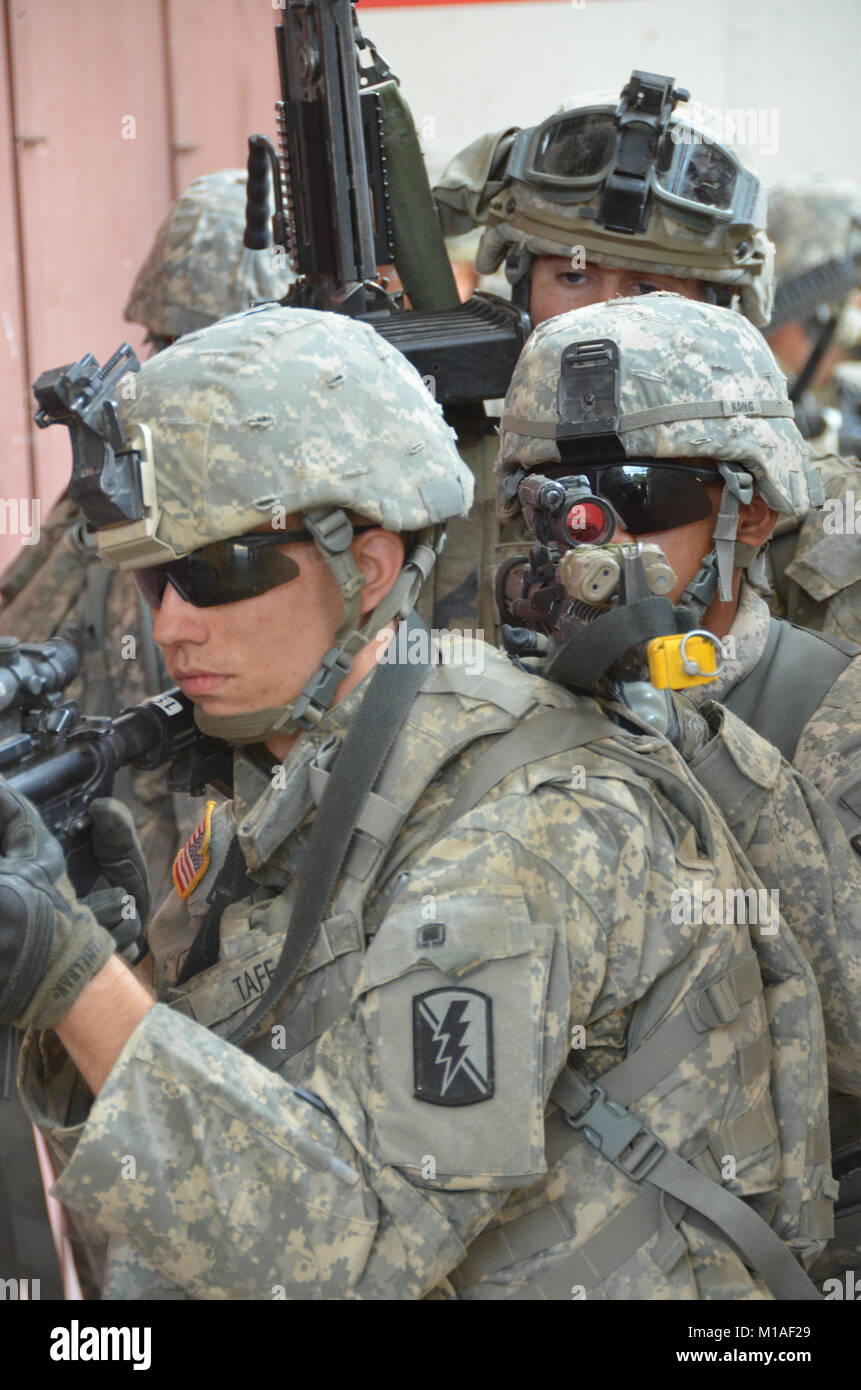 California Army National Guard Soldiers from the 1st Battalion, 184th ...