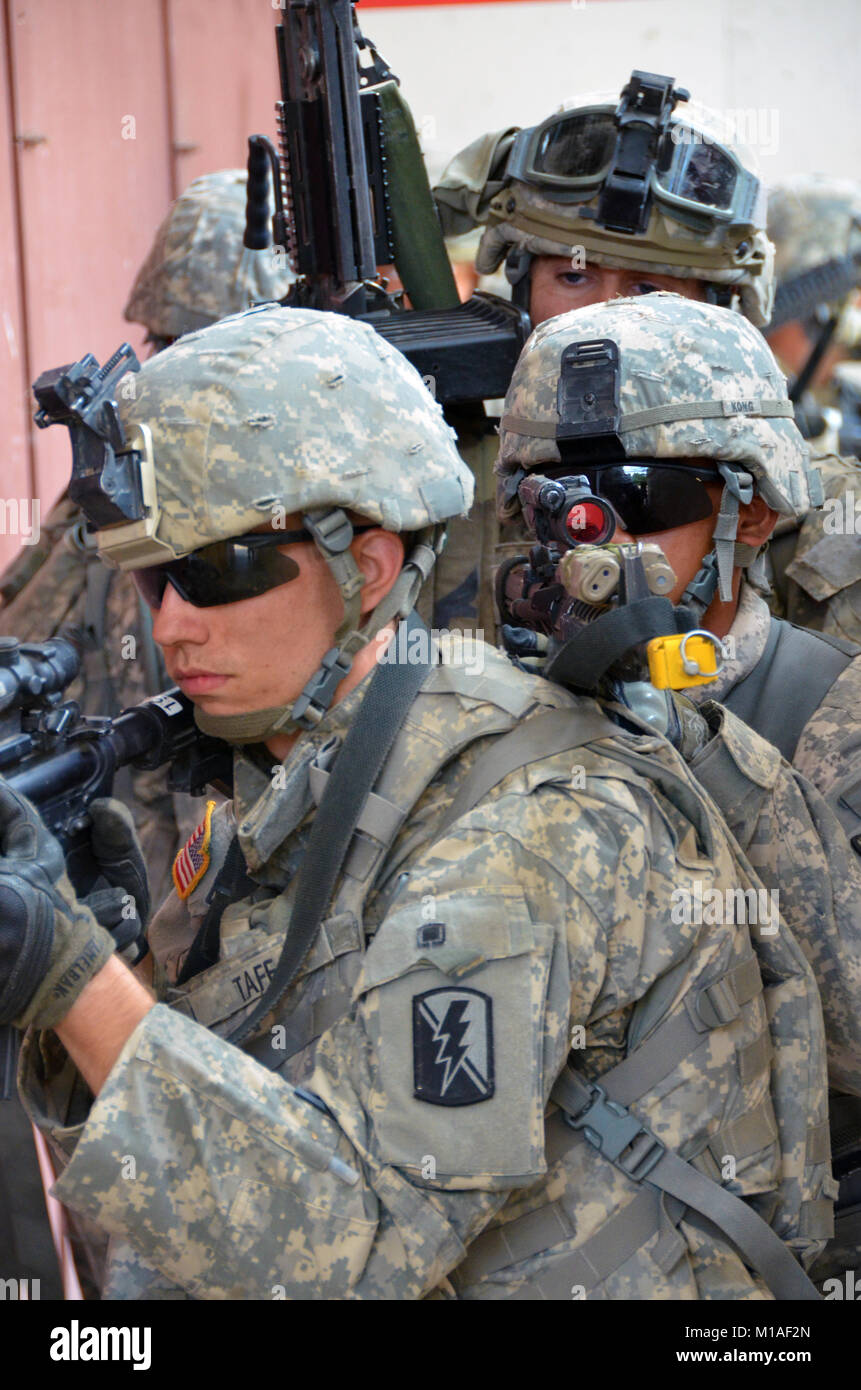 California Army National Guard Soldiers from the 1st Battalion, 184th ...