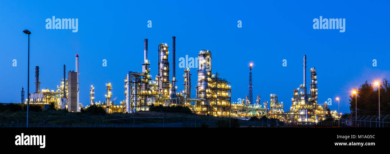Powerful lights on a modern factory at night Stock Photo - Alamy